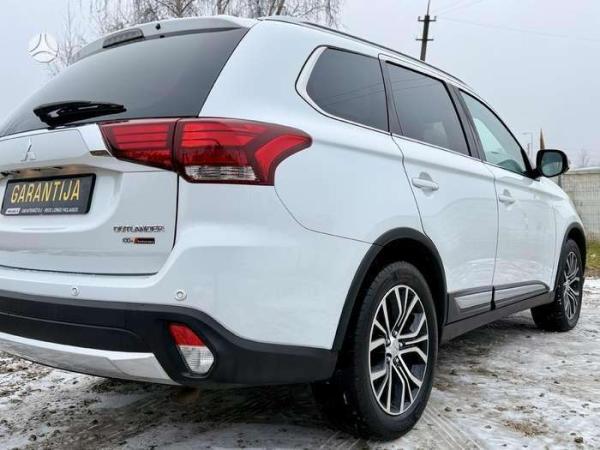 White Mitsubishi Outlander 2017 in Siauliai, with an engine capacity of 2.27 L and mileage of 185 thousand km for 11950 €, photo 8 on AUTOMOTO.COM.LV