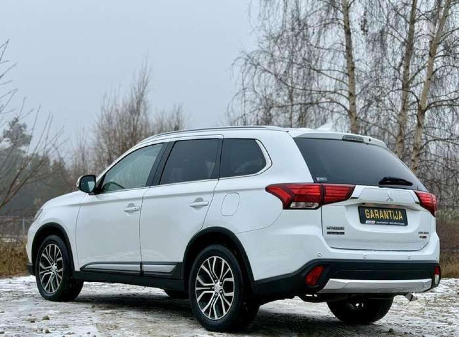 White Mitsubishi Outlander 2017 in Siauliai, with an engine capacity of 2.27 L and mileage of 185 thousand km for 11950 €, photo 3 on AUTOMOTO.COM.LV