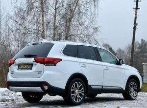 White Mitsubishi Outlander 2017 in Siauliai, with an engine capacity of 2.27 L and mileage of 185 thousand km for 11950 €, photo 4 on AUTOMOTO.COM.LV