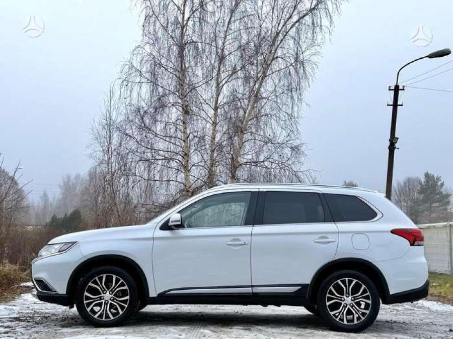 White Mitsubishi Outlander 2017 in Siauliai, with an engine capacity of 2.27 L and mileage of 185 thousand km for 11950 €, photo 13 on AUTOMOTO.COM.LV