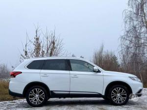 White Mitsubishi Outlander 2017 in Siauliai, with an engine capacity of 2.27 L and mileage of 185 thousand km for 11950 €, photo 14 on AUTOMOTO.COM.LV