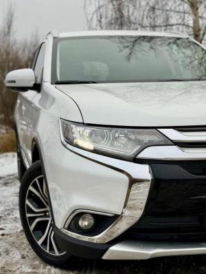 White Mitsubishi Outlander 2017 in Siauliai, with an engine capacity of 2.27 L and mileage of 185 thousand km for 11950 €, photo 17 on AUTOMOTO.COM.LV