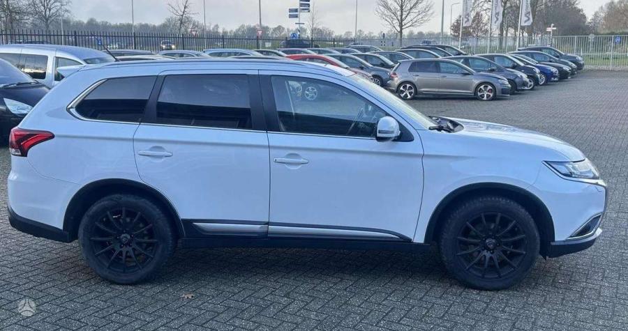 White Mitsubishi Outlander 2017 in Kaunas, with an engine capacity of 2.00 L and mileage of 190 thousand km for 9900 €, photo 3 on AUTOMOTO.COM.LV