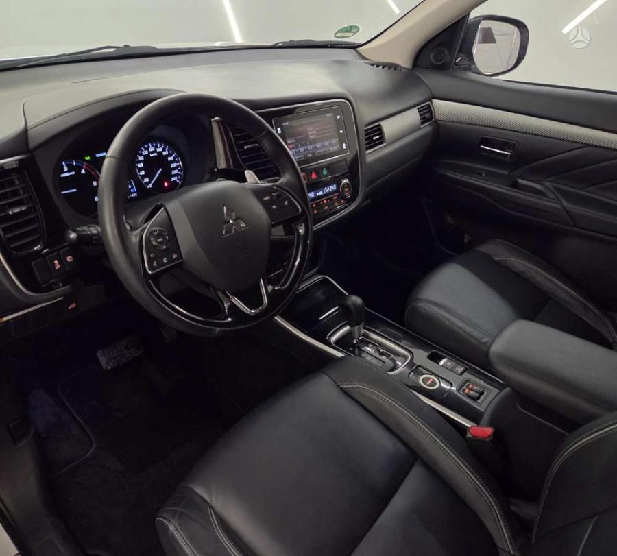 Balts Mitsubishi Outlander 2017 Marijampole, ar dzinēja tilpumu 2.27 L un nobraukumu 180 tūkst. km par 11750 €, foto 2 vietnē AUTOMOTO.COM.LV