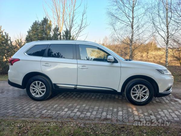 White Mitsubishi Outlander 2017 in Tartu, with an engine capacity of 2.20 L and mileage of 152 thousand km for 12950 €, photo 7 on AUTOMOTO.COM.LV