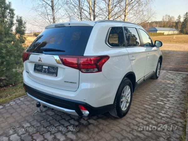 White Mitsubishi Outlander 2017 in Tartu, with an engine capacity of 2.20 L and mileage of 152 thousand km for 12950 €, photo 8 on AUTOMOTO.COM.LV