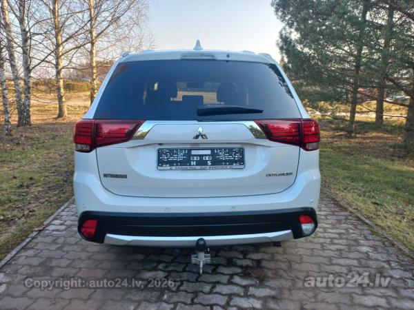 White Mitsubishi Outlander 2017 in Tartu, with an engine capacity of 2.20 L and mileage of 152 thousand km for 12950 €, photo 10 on AUTOMOTO.COM.LV