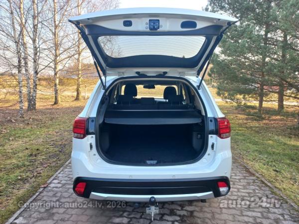 White Mitsubishi Outlander 2017 in Tartu, with an engine capacity of 2.20 L and mileage of 152 thousand km for 12950 €, photo 11 on AUTOMOTO.COM.LV