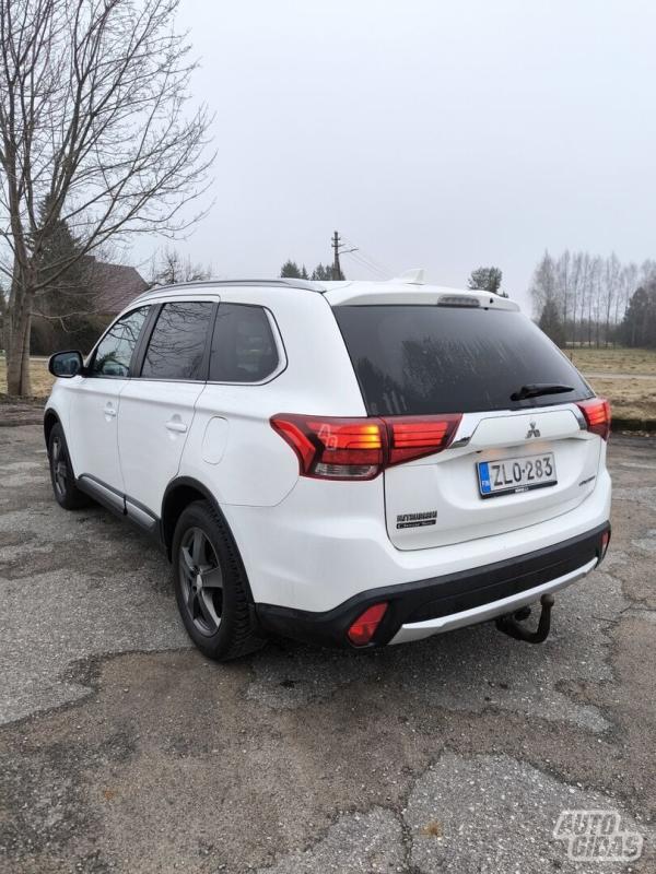 White Mitsubishi Outlander 2017 in Klaipeda, with an engine capacity of 2.30 L and mileage of 243 thousand km for 8700 €, photo 10 on AUTOMOTO.COM.LV