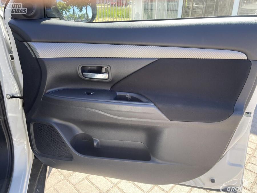 Balts Mitsubishi Outlander 2017 Avižieniai, ar dzinēja tilpumu 2.20 L un nobraukumu 245 tūkst. km par 7900 €, foto 4 vietnē AUTOMOTO.COM.LV