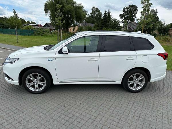 White Mitsubishi Outlander 2017 in Panevezys, with an engine capacity of 2.00 L and mileage of 198 thousand km for 10900 €, photo 3 on AUTOMOTO.COM.LV