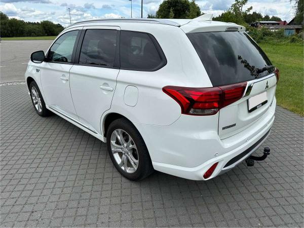 White Mitsubishi Outlander 2017 in Panevezys, with an engine capacity of 2.00 L and mileage of 198 thousand km for 10900 €, photo 4 on AUTOMOTO.COM.LV