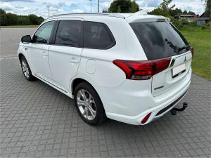 White Mitsubishi Outlander 2017 in Panevezys, with an engine capacity of 2.00 L and mileage of 198 thousand km for 10900 €, photo 4 on AUTOMOTO.COM.LV
