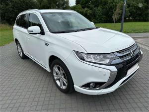 White Mitsubishi Outlander 2017 in Panevezys, with an engine capacity of 2.00 L and mileage of 198 thousand km for 10900 €, photo 5 on AUTOMOTO.COM.LV