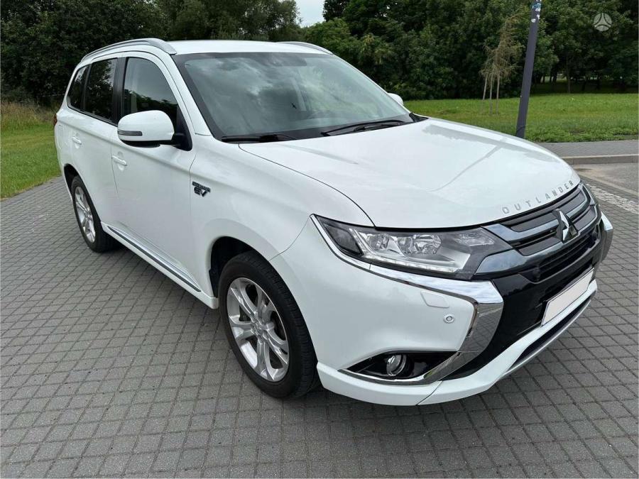 White Mitsubishi Outlander 2017 in Panevezys, with an engine capacity of 2.00 L and mileage of 198 thousand km for 10900 €, photo 5 on AUTOMOTO.COM.LV
