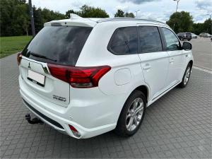 White Mitsubishi Outlander 2017 in Panevezys, with an engine capacity of 2.00 L and mileage of 198 thousand km for 10900 €, photo 6 on AUTOMOTO.COM.LV