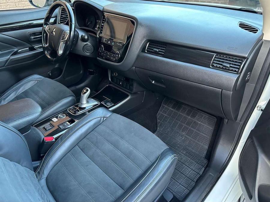 White Mitsubishi Outlander 2017 in Panevezys, with an engine capacity of 2.00 L and mileage of 198 thousand km for 10900 €, photo 7 on AUTOMOTO.COM.LV