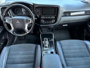 White Mitsubishi Outlander 2017 in Panevezys, with an engine capacity of 2.00 L and mileage of 198 thousand km for 10900 €, photo 8 on AUTOMOTO.COM.LV