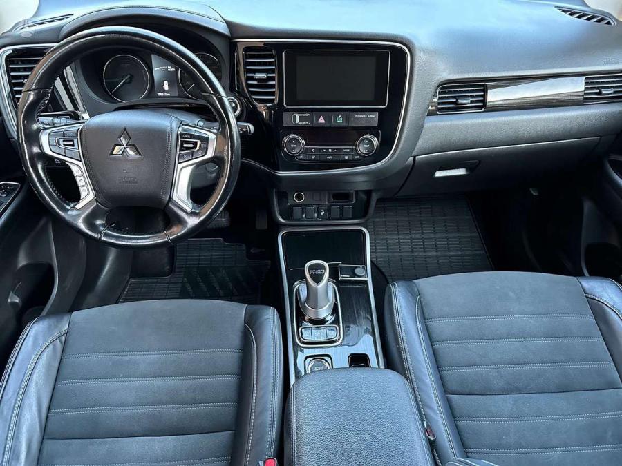 White Mitsubishi Outlander 2017 in Panevezys, with an engine capacity of 2.00 L and mileage of 198 thousand km for 10900 €, photo 8 on AUTOMOTO.COM.LV