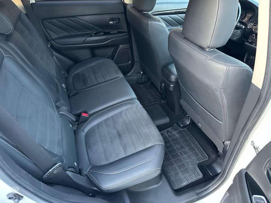 White Mitsubishi Outlander 2017 in Panevezys, with an engine capacity of 2.00 L and mileage of 198 thousand km for 10900 €, photo 9 on AUTOMOTO.COM.LV