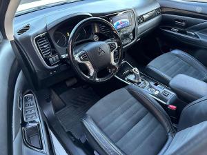 White Mitsubishi Outlander 2017 in Panevezys, with an engine capacity of 2.00 L and mileage of 198 thousand km for 10900 €, photo 12 on AUTOMOTO.COM.LV