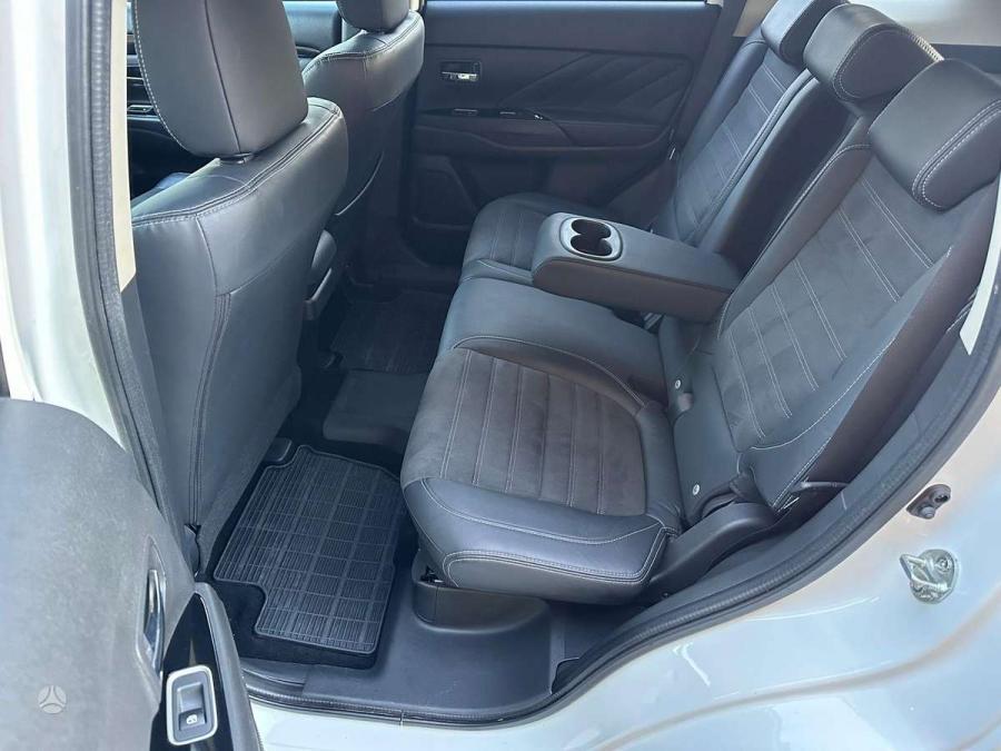 White Mitsubishi Outlander 2017 in Panevezys, with an engine capacity of 2.00 L and mileage of 198 thousand km for 10900 €, photo 14 on AUTOMOTO.COM.LV