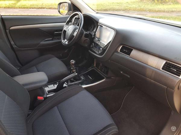 White Mitsubishi Outlander 2018 in Siauliai, with an engine capacity of 2.27 L and mileage of 127 thousand km for 11700 €, photo 11 on AUTOMOTO.COM.LV