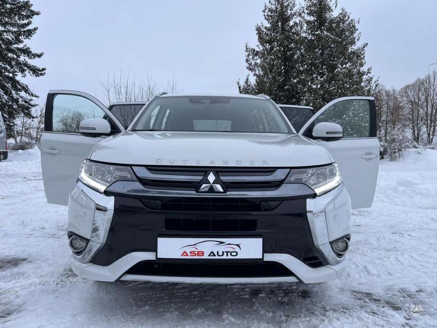 White Mitsubishi Outlander 2018 in Telschi, with an engine capacity of 2.00 L and mileage of 159 thousand km for 17200 €, photo 1 on AUTOMOTO.COM.LV