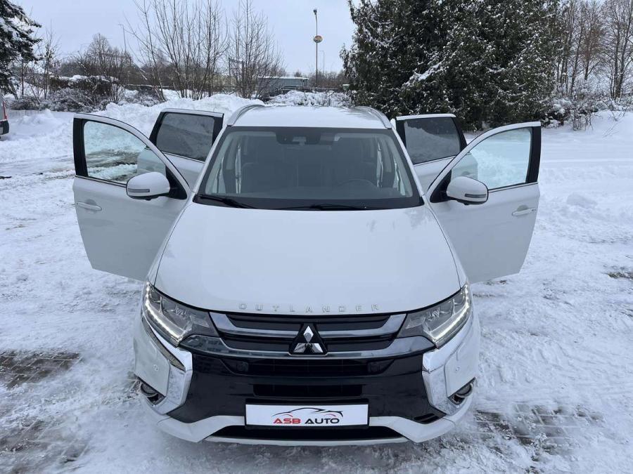 White Mitsubishi Outlander 2018 in Telschi, with an engine capacity of 2.00 L and mileage of 159 thousand km for 17200 €, photo 2 on AUTOMOTO.COM.LV