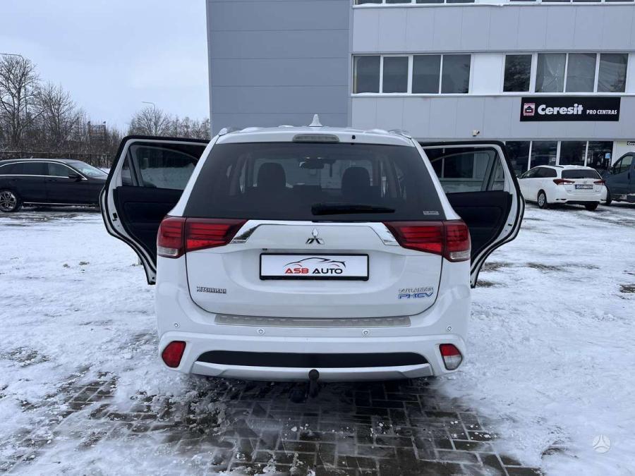 White Mitsubishi Outlander 2018 in Telschi, with an engine capacity of 2.00 L and mileage of 159 thousand km for 17200 €, photo 3 on AUTOMOTO.COM.LV