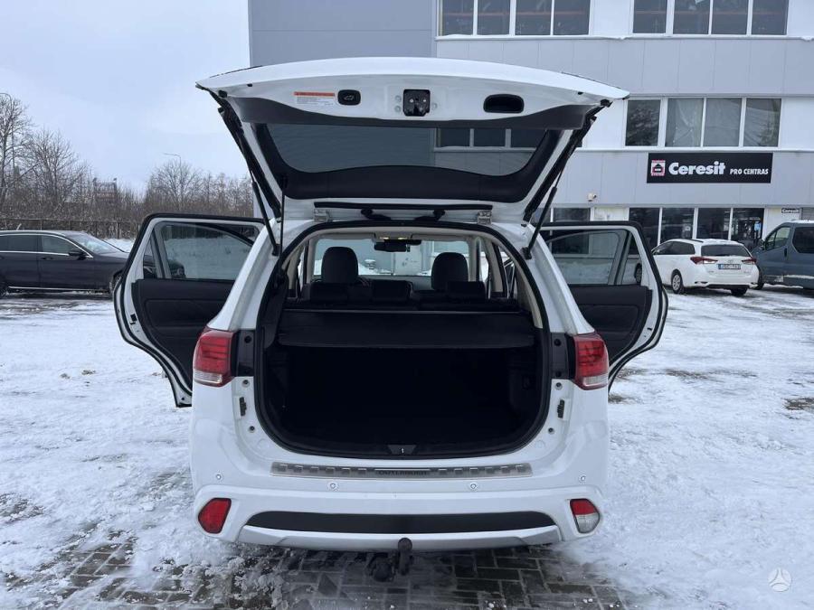 White Mitsubishi Outlander 2018 in Telschi, with an engine capacity of 2.00 L and mileage of 159 thousand km for 17200 €, photo 5 on AUTOMOTO.COM.LV