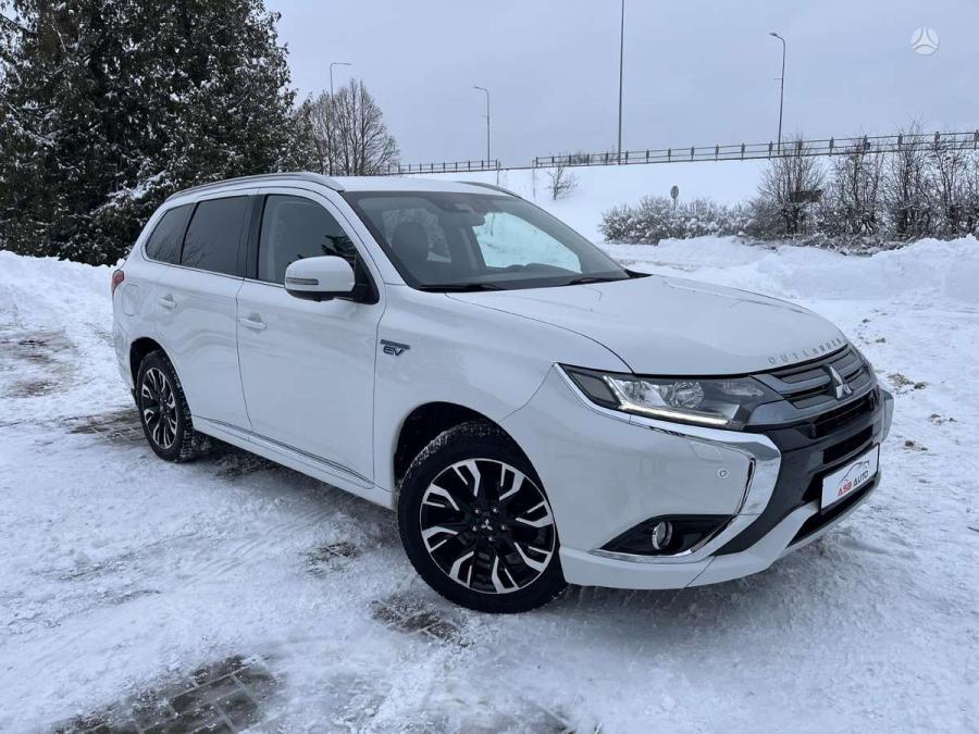 White Mitsubishi Outlander 2018 in Telschi, with an engine capacity of 2.00 L and mileage of 159 thousand km for 17200 €, photo 7 on AUTOMOTO.COM.LV