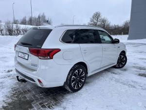 White Mitsubishi Outlander 2018 in Telschi, with an engine capacity of 2.00 L and mileage of 159 thousand km for 17200 €, photo 8 on AUTOMOTO.COM.LV