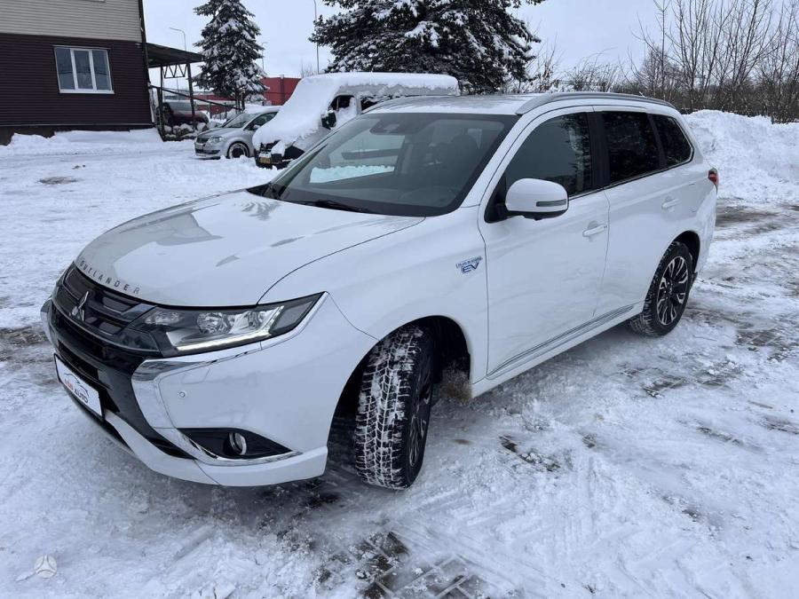 White Mitsubishi Outlander 2018 in Telschi, with an engine capacity of 2.00 L and mileage of 159 thousand km for 17200 €, photo 11 on AUTOMOTO.COM.LV
