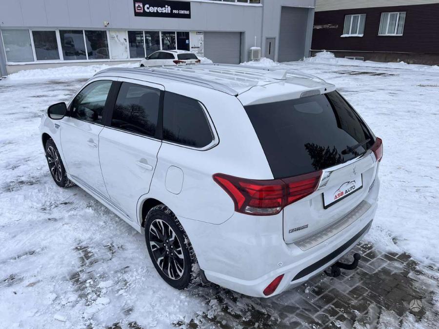 White Mitsubishi Outlander 2018 in Telschi, with an engine capacity of 2.00 L and mileage of 159 thousand km for 17200 €, photo 13 on AUTOMOTO.COM.LV