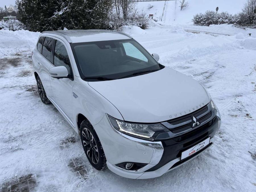White Mitsubishi Outlander 2018 in Telschi, with an engine capacity of 2.00 L and mileage of 159 thousand km for 17200 €, photo 14 on AUTOMOTO.COM.LV