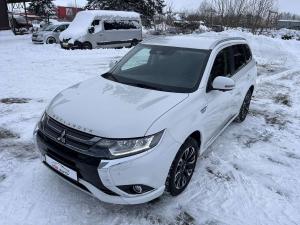 White Mitsubishi Outlander 2018 in Telschi, with an engine capacity of 2.00 L and mileage of 159 thousand km for 17200 €, photo 15 on AUTOMOTO.COM.LV