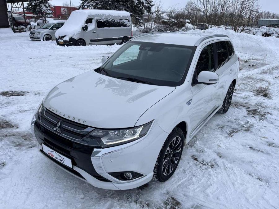 White Mitsubishi Outlander 2018 in Telschi, with an engine capacity of 2.00 L and mileage of 159 thousand km for 17200 €, photo 15 on AUTOMOTO.COM.LV