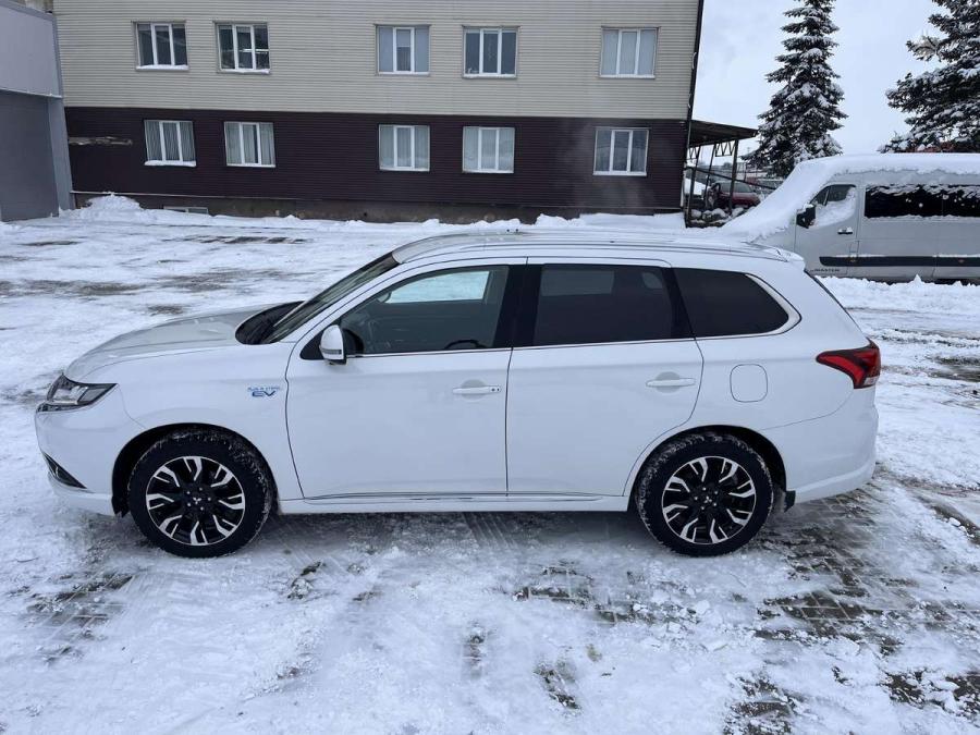 White Mitsubishi Outlander 2018 in Telschi, with an engine capacity of 2.00 L and mileage of 159 thousand km for 17200 €, photo 16 on AUTOMOTO.COM.LV