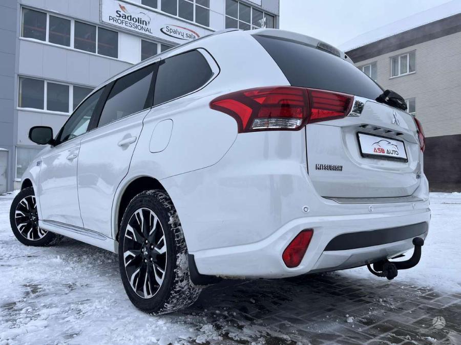 White Mitsubishi Outlander 2018 in Telschi, with an engine capacity of 2.00 L and mileage of 159 thousand km for 17200 €, photo 18 on AUTOMOTO.COM.LV
