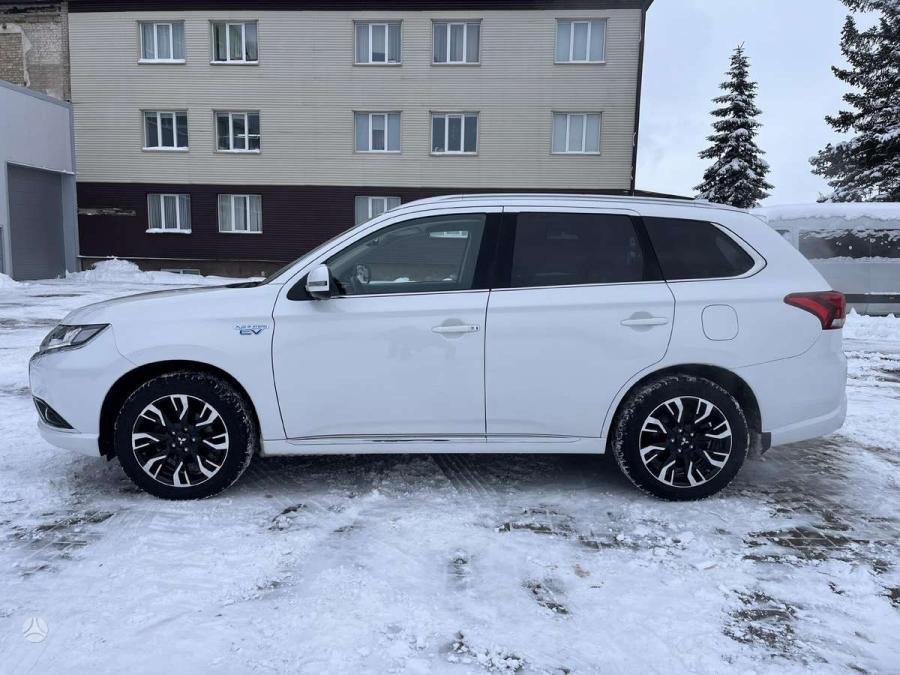 White Mitsubishi Outlander 2018 in Telschi, with an engine capacity of 2.00 L and mileage of 159 thousand km for 17200 €, photo 19 on AUTOMOTO.COM.LV