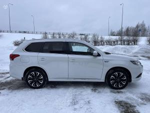 White Mitsubishi Outlander 2018 in Telschi, with an engine capacity of 2.00 L and mileage of 159 thousand km for 17200 €, photo 20 on AUTOMOTO.COM.LV