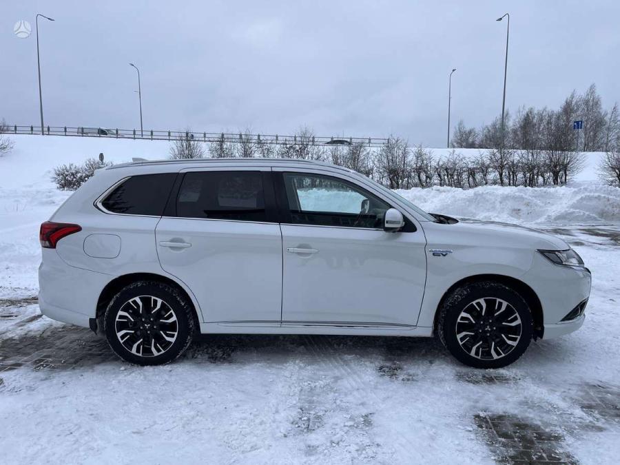 White Mitsubishi Outlander 2018 in Telschi, with an engine capacity of 2.00 L and mileage of 159 thousand km for 17200 €, photo 20 on AUTOMOTO.COM.LV