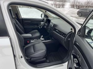 White Mitsubishi Outlander 2018 in Telschi, with an engine capacity of 2.00 L and mileage of 159 thousand km for 17200 €, photo 22 on AUTOMOTO.COM.LV