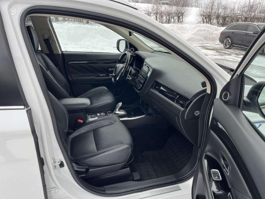 White Mitsubishi Outlander 2018 in Telschi, with an engine capacity of 2.00 L and mileage of 159 thousand km for 17200 €, photo 22 on AUTOMOTO.COM.LV