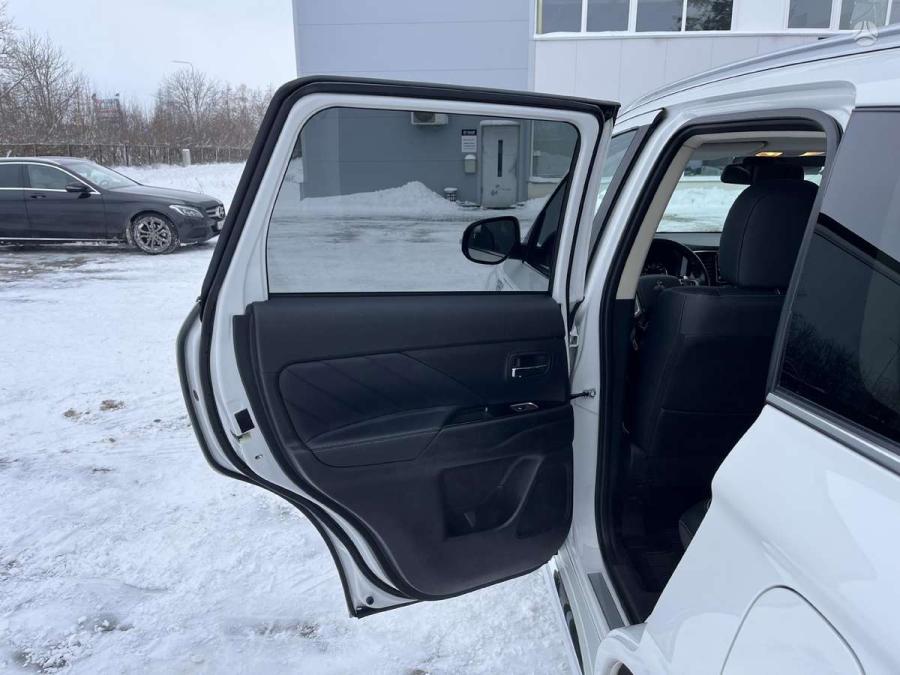 White Mitsubishi Outlander 2018 in Telschi, with an engine capacity of 2.00 L and mileage of 159 thousand km for 17200 €, photo 26 on AUTOMOTO.COM.LV