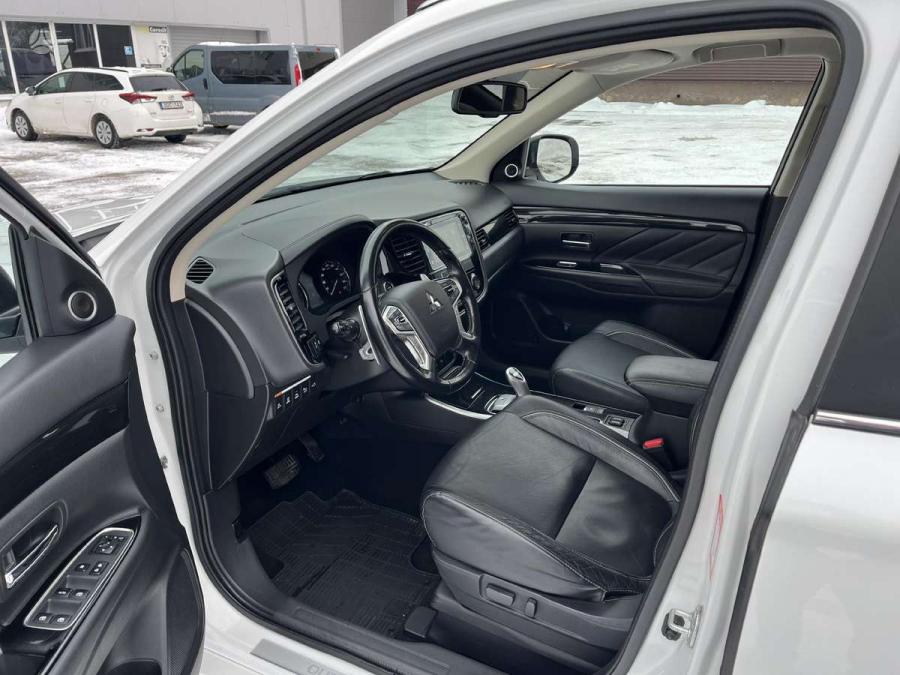 White Mitsubishi Outlander 2018 in Telschi, with an engine capacity of 2.00 L and mileage of 159 thousand km for 17200 €, photo 29 on AUTOMOTO.COM.LV