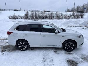 White Mitsubishi Outlander 2018 in Telschi, with an engine capacity of 2.00 L and mileage of 159 thousand km for 17200 €, photo 40 on AUTOMOTO.COM.LV