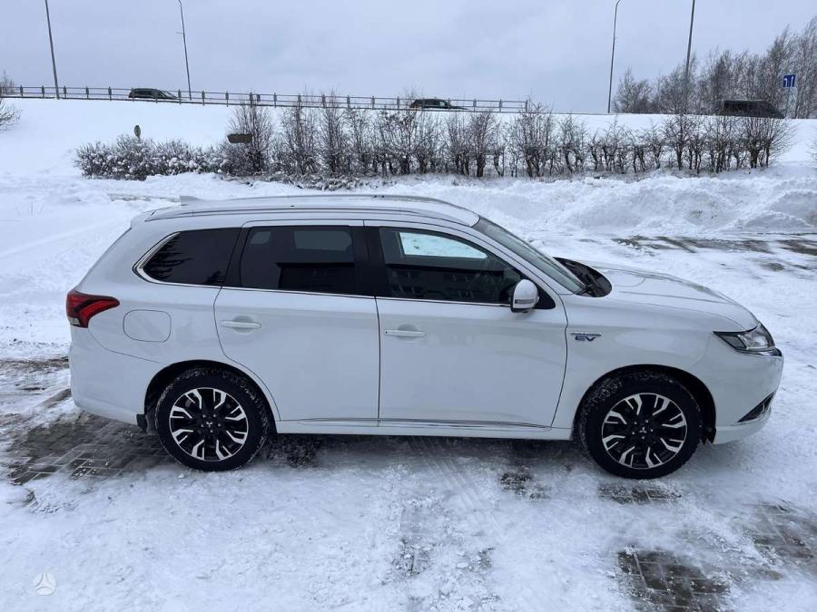 White Mitsubishi Outlander 2018 in Telschi, with an engine capacity of 2.00 L and mileage of 159 thousand km for 17200 €, photo 40 on AUTOMOTO.COM.LV