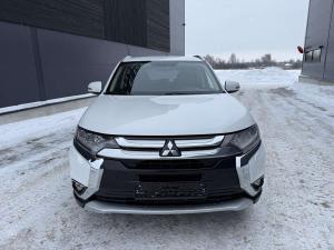 White Mitsubishi Outlander 2018 in Siauliai, with an engine capacity of 2.00 L and mileage of 282 thousand km for 9799 €, photo 2 on AUTOMOTO.COM.LV